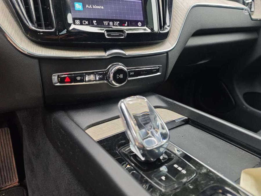 White Volvo XC60 2022 in Telschi, with an engine capacity of 1.97 L and mileage of 58 thousand km for 24800 €, photo 42 on AUTOMOTO.COM.LV