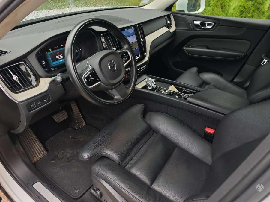 White Volvo XC60 2022 in Telschi, with an engine capacity of 1.97 L and mileage of 58 thousand km for 24800 €, photo 46 on AUTOMOTO.COM.LV