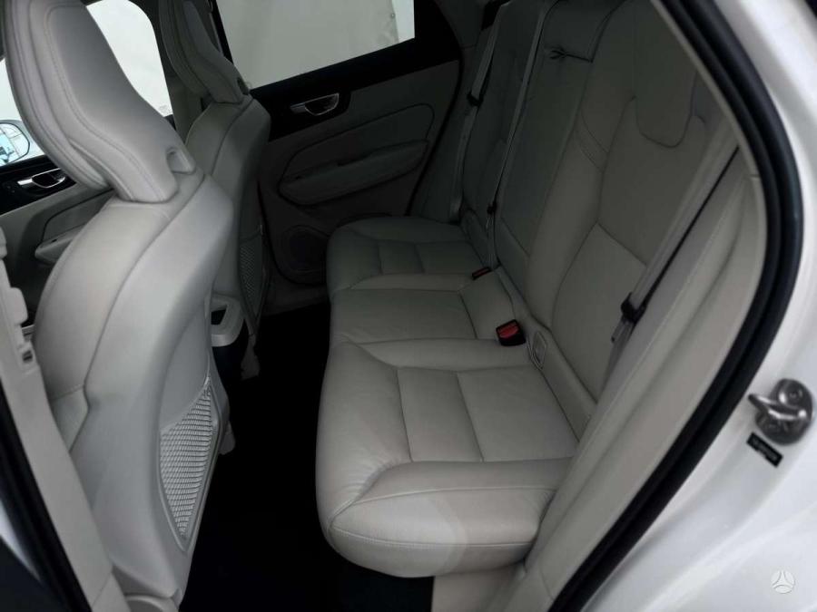 White Volvo XC60 2023 in Vilnius, with an engine capacity of 1.97 L and mileage of 60 thousand km for 35950 €, photo 10 on AUTOMOTO.COM.LV