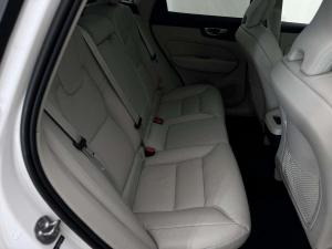 White Volvo XC60 2023 in Vilnius, with an engine capacity of 1.97 L and mileage of 60 thousand km for 35950 €, photo 13 on AUTOMOTO.COM.LV