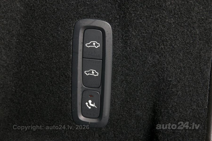Balts Volvo XC60 2025 Pērnava, ar dzinēja tilpumu 2.00 L un nobraukumu 16 tūkst. km par 54990 €, foto 16 vietnē AUTOMOTO.COM.LV
