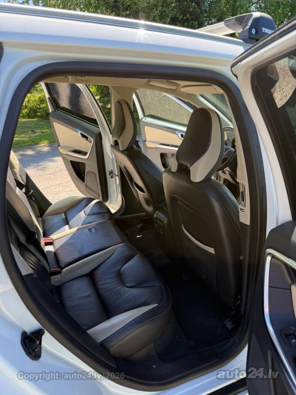 Balts Volvo XC60 2012 Tallina, ar dzinēja tilpumu 2.40 L un nobraukumu 297 tūkst. km par 8500 €, foto 10 vietnē AUTOMOTO.COM.LV