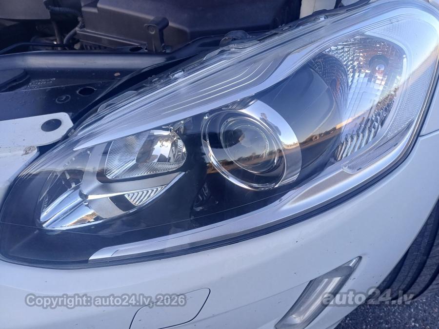 Balts Volvo XC60 2013 Tallina, ar dzinēja tilpumu 2.40 L un nobraukumu 322 tūkst. km par 9000 €, foto 12 vietnē AUTOMOTO.COM.LV