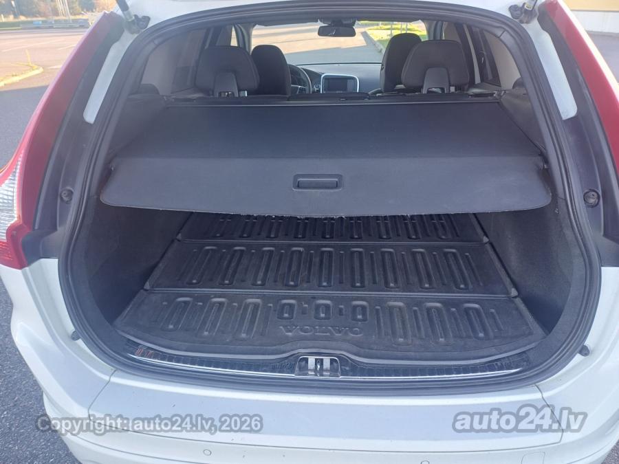 Balts Volvo XC60 2013 Tallina, ar dzinēja tilpumu 2.40 L un nobraukumu 322 tūkst. km par 9000 €, foto 16 vietnē AUTOMOTO.COM.LV