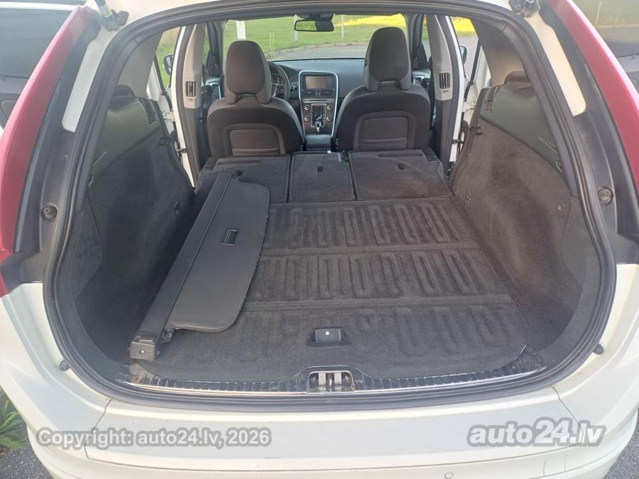 Balts Volvo XC60 2013 Tallina, ar dzinēja tilpumu 2.40 L un nobraukumu 322 tūkst. km par 9000 €, foto 17 vietnē AUTOMOTO.COM.LV