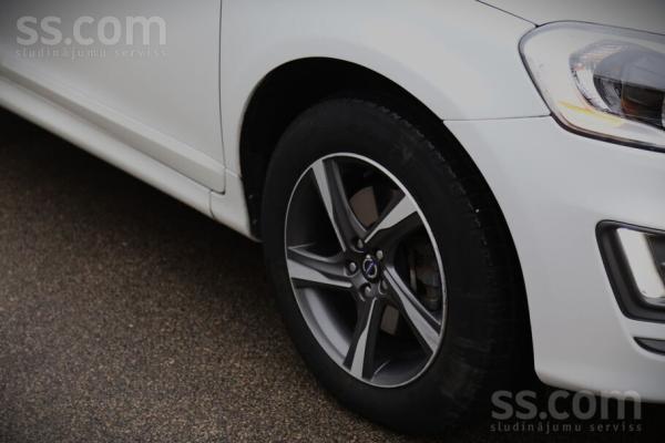 White Volvo XC60 2014 in Riga, with an engine capacity of 2.40 L and mileage of 240 thousand km for 13500 €, photo 10 on AUTOMOTO.COM.LV