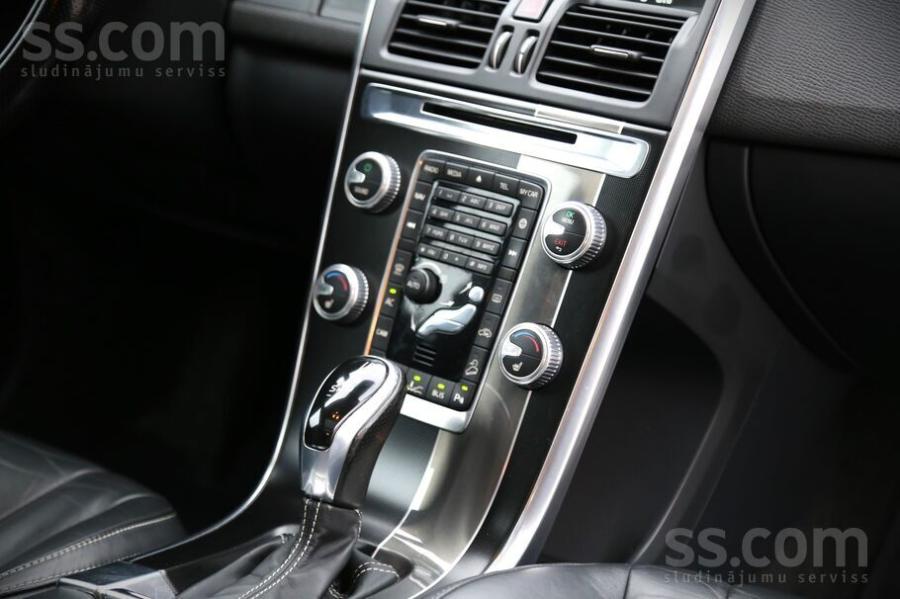 Balts Volvo XC60 2014 Rīga, ar dzinēja tilpumu 2.40 L un nobraukumu 240 tūkst. km par 13500 €, foto 18 vietnē AUTOMOTO.COM.LV