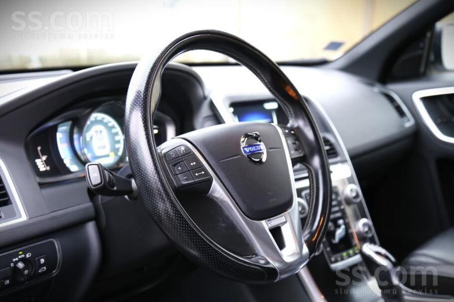 Balts Volvo XC60 2014 Rīga, ar dzinēja tilpumu 2.40 L un nobraukumu 240 tūkst. km par 13500 €, foto 24 vietnē AUTOMOTO.COM.LV