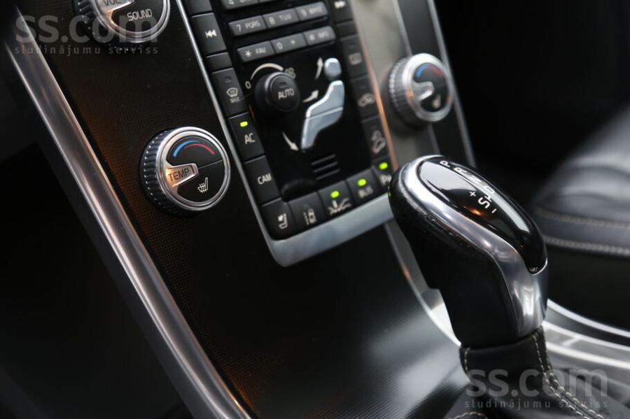 Balts Volvo XC60 2014 Rīga, ar dzinēja tilpumu 2.40 L un nobraukumu 240 tūkst. km par 13500 €, foto 25 vietnē AUTOMOTO.COM.LV