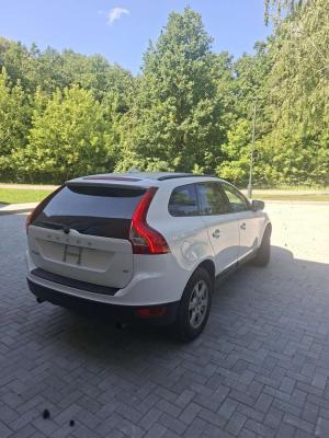 White Volvo XC60 2010 in Prienai, with an engine capacity of 3.20 L and mileage of 170 thousand km for 5800 €, photo 4 on AUTOMOTO.COM.LV