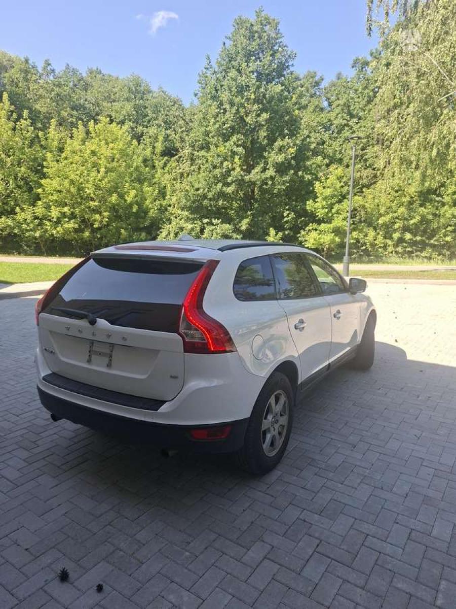 White Volvo XC60 2010 in Prienai, with an engine capacity of 3.20 L and mileage of 170 thousand km for 5800 €, photo 4 on AUTOMOTO.COM.LV