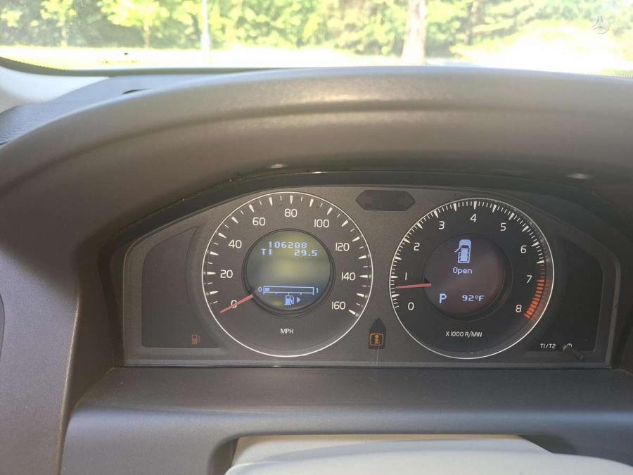 White Volvo XC60 2010 in Prienai, with an engine capacity of 3.20 L and mileage of 170 thousand km for 5800 €, photo 7 on AUTOMOTO.COM.LV