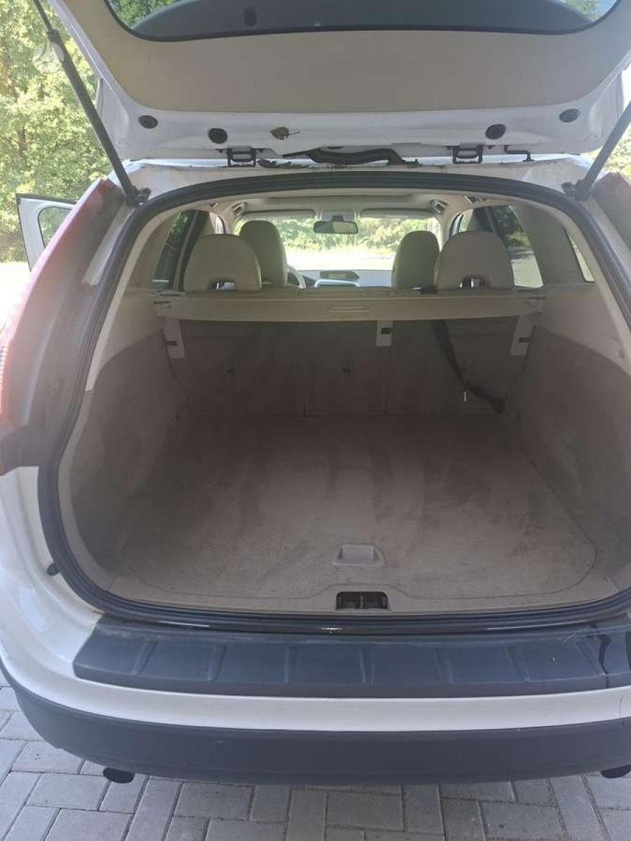 White Volvo XC60 2010 in Prienai, with an engine capacity of 3.20 L and mileage of 170 thousand km for 5800 €, photo 9 on AUTOMOTO.COM.LV