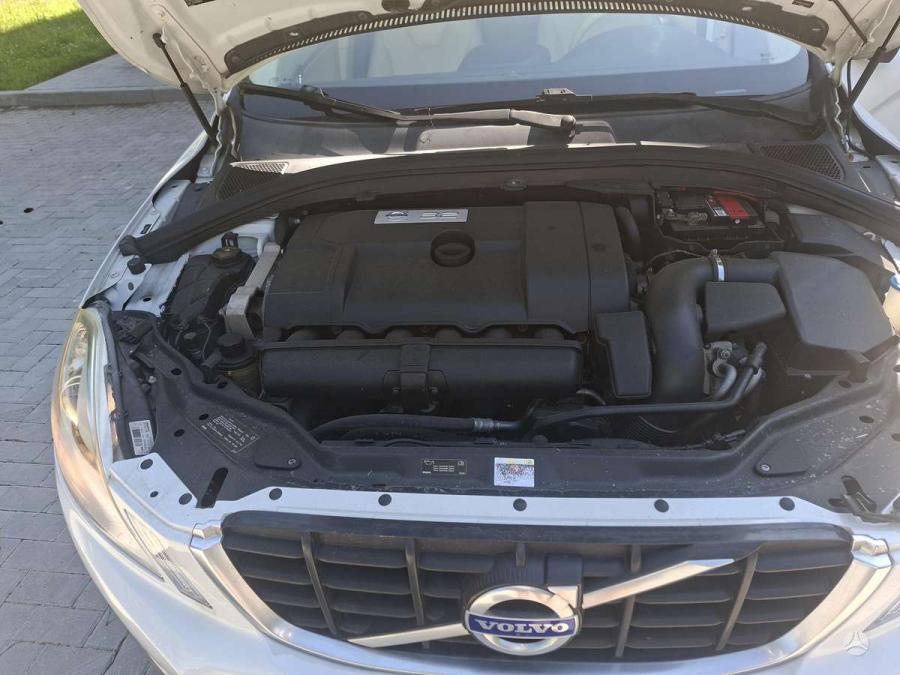 White Volvo XC60 2010 in Prienai, with an engine capacity of 3.20 L and mileage of 170 thousand km for 5800 €, photo 10 on AUTOMOTO.COM.LV