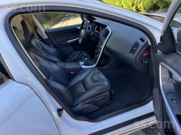 White Volvo XC60 2011 in Jurmala, with an engine capacity of 2.00 L and mileage of 367 thousand km for 7390 €, photo 8 on AUTOMOTO.COM.LV