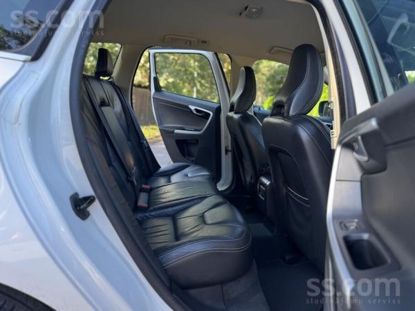 White Volvo XC60 2011 in Jurmala, with an engine capacity of 2.00 L and mileage of 367 thousand km for 7390 €, photo 9 on AUTOMOTO.COM.LV