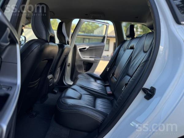 White Volvo XC60 2011 in Jurmala, with an engine capacity of 2.00 L and mileage of 367 thousand km for 7390 €, photo 10 on AUTOMOTO.COM.LV