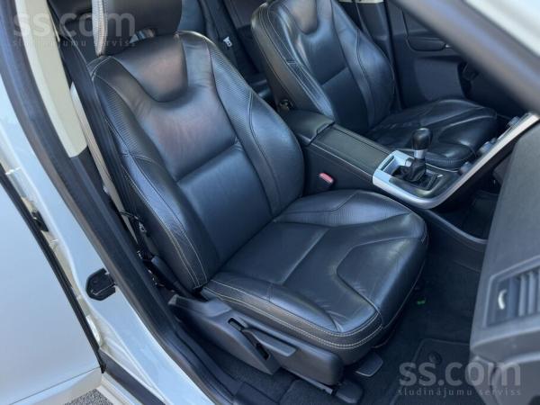 White Volvo XC60 2011 in Jurmala, with an engine capacity of 2.00 L and mileage of 367 thousand km for 7390 €, photo 11 on AUTOMOTO.COM.LV
