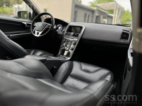 White Volvo XC60 2012 in Jurmala, with an engine capacity of 2.40 L and mileage of 0 thousand km for 8950 €, photo 6 on AUTOMOTO.COM.LV