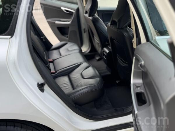 White Volvo XC60 2012 in Jurmala, with an engine capacity of 2.40 L and mileage of 0 thousand km for 8950 €, photo 7 on AUTOMOTO.COM.LV