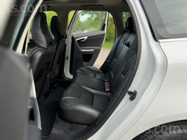 White Volvo XC60 2012 in Jurmala, with an engine capacity of 2.40 L and mileage of 0 thousand km for 8950 €, photo 8 on AUTOMOTO.COM.LV