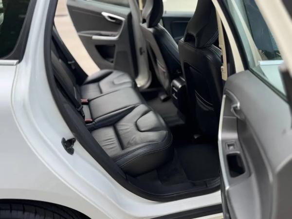 Balts Volvo XC60 2012 Jūrmala, ar dzinēja tilpumu 2.40 L un nobraukumu 275 tūkst. km par 8950 €, foto 7 vietnē AUTOMOTO.COM.LV