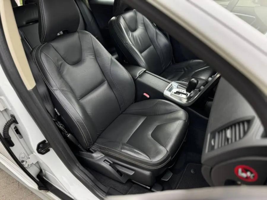 Balts Volvo XC60 2012 Jūrmala, ar dzinēja tilpumu 2.40 L un nobraukumu 275 tūkst. km par 8950 €, foto 10 vietnē AUTOMOTO.COM.LV