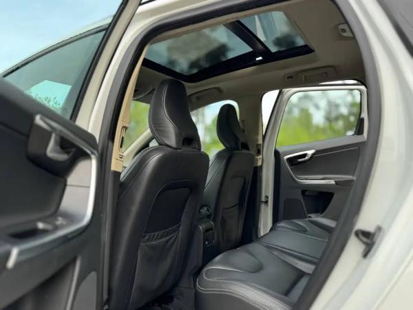 Balts Volvo XC60 2012 Jūrmala, ar dzinēja tilpumu 2.40 L un nobraukumu 275 tūkst. km par 8950 €, foto 10 vietnē AUTOMOTO.COM.LV