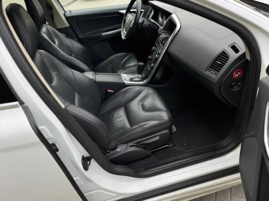 Balts Volvo XC60 2012 Jūrmala, ar dzinēja tilpumu 2.40 L un nobraukumu 275 tūkst. km par 8950 €, foto 12 vietnē AUTOMOTO.COM.LV