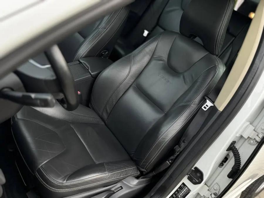 Balts Volvo XC60 2012 Jūrmala, ar dzinēja tilpumu 2.40 L un nobraukumu 275 tūkst. km par 8950 €, foto 14 vietnē AUTOMOTO.COM.LV