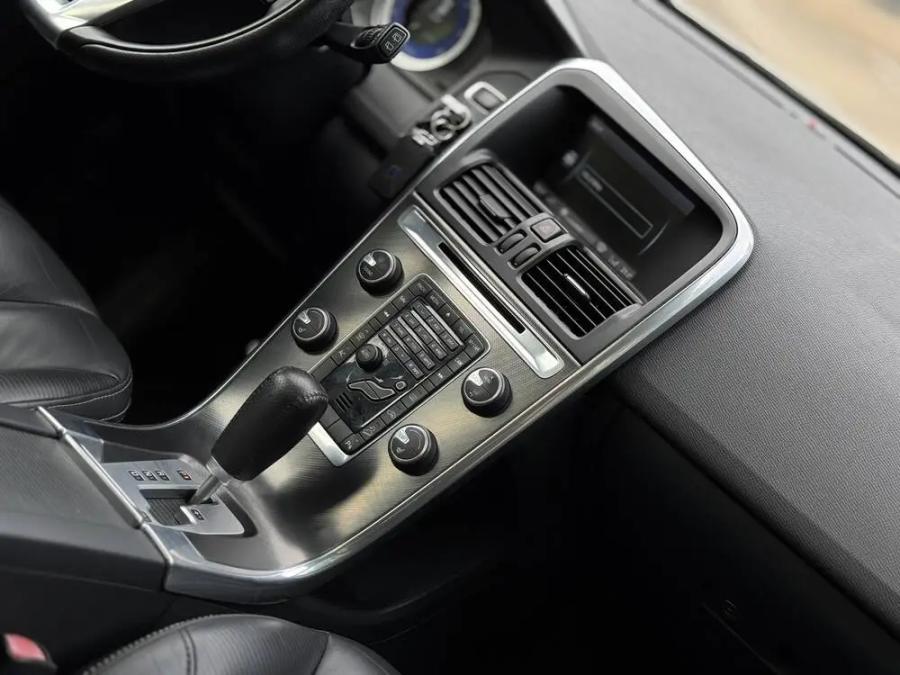 Balts Volvo XC60 2012 Jūrmala, ar dzinēja tilpumu 2.40 L un nobraukumu 275 tūkst. km par 8950 €, foto 16 vietnē AUTOMOTO.COM.LV