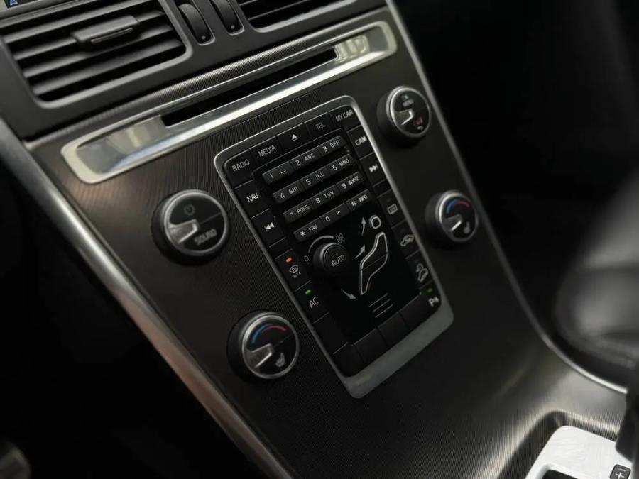 Balts Volvo XC60 2012 Jūrmala, ar dzinēja tilpumu 2.40 L un nobraukumu 275 tūkst. km par 8950 €, foto 22 vietnē AUTOMOTO.COM.LV