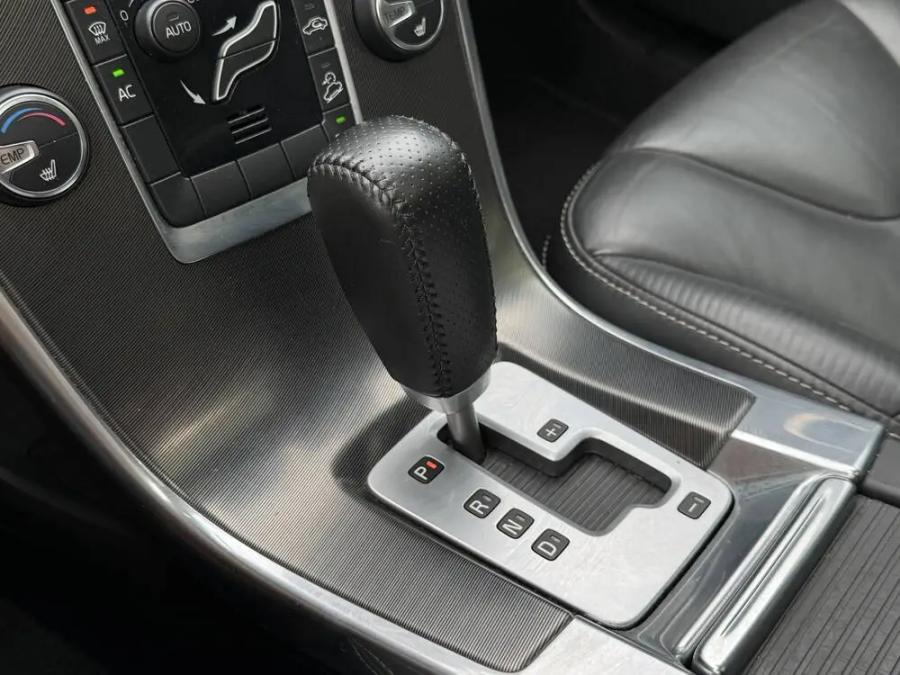 Balts Volvo XC60 2012 Jūrmala, ar dzinēja tilpumu 2.40 L un nobraukumu 275 tūkst. km par 8950 €, foto 23 vietnē AUTOMOTO.COM.LV