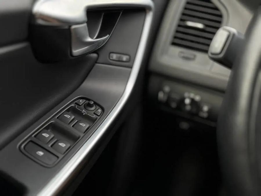 Balts Volvo XC60 2012 Jūrmala, ar dzinēja tilpumu 2.40 L un nobraukumu 275 tūkst. km par 8950 €, foto 27 vietnē AUTOMOTO.COM.LV