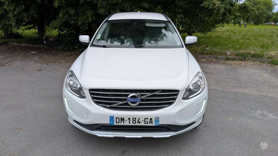 White Volvo XC60 2014 in Panevezys, with an engine capacity of 2.00 L and mileage of 242 thousand km for 9350 €, photo 4 on AUTOMOTO.COM.LV