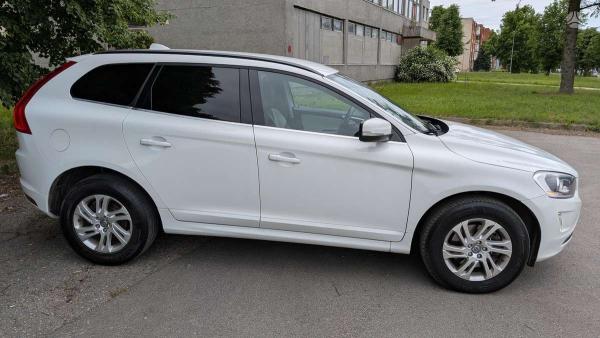 White Volvo XC60 2014 in Panevezys, with an engine capacity of 2.00 L and mileage of 242 thousand km for 9350 €, photo 4 on AUTOMOTO.COM.LV