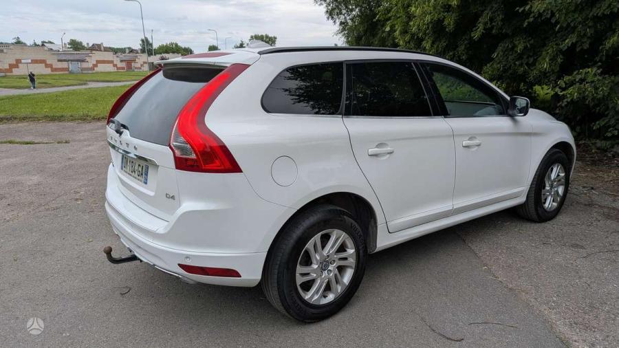White Volvo XC60 2014 in Panevezys, with an engine capacity of 2.00 L and mileage of 242 thousand km for 9350 €, photo 9 on AUTOMOTO.COM.LV