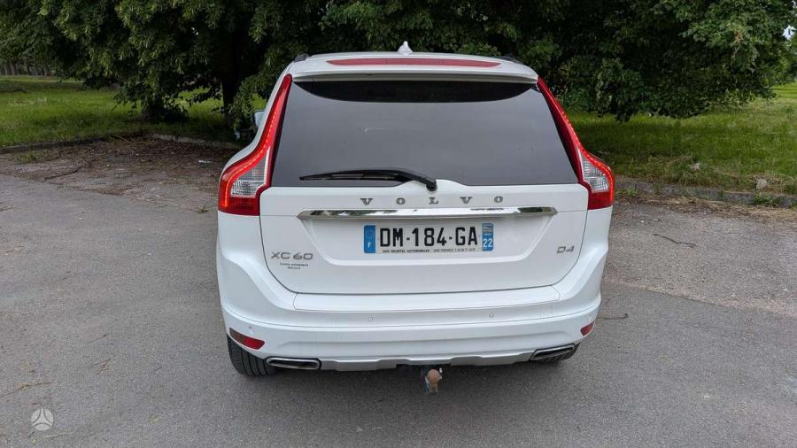 White Volvo XC60 2014 in Panevezys, with an engine capacity of 2.00 L and mileage of 242 thousand km for 9350 €, photo 11 on AUTOMOTO.COM.LV