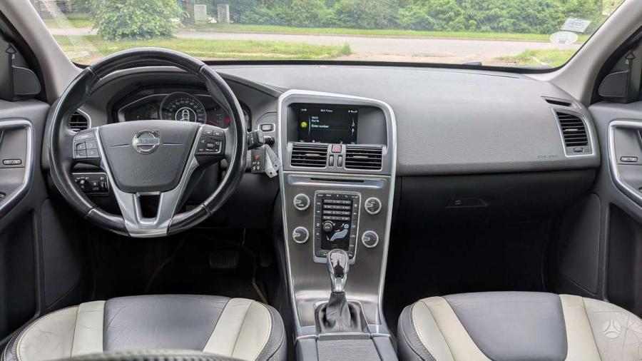 White Volvo XC60 2014 in Panevezys, with an engine capacity of 2.00 L and mileage of 242 thousand km for 9350 €, photo 12 on AUTOMOTO.COM.LV