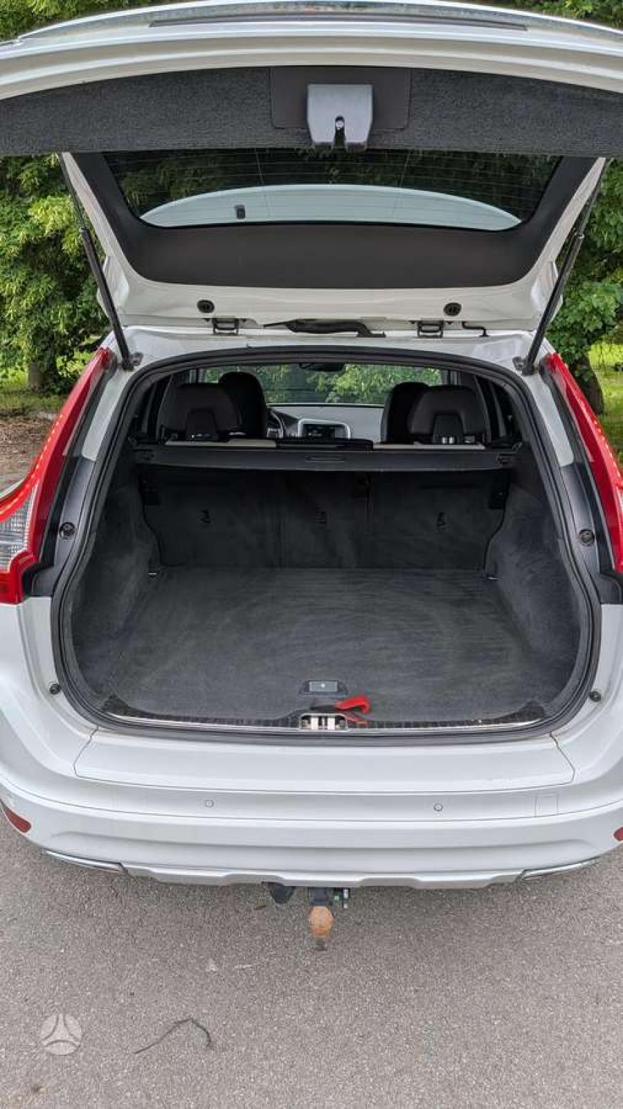 White Volvo XC60 2014 in Panevezys, with an engine capacity of 2.00 L and mileage of 242 thousand km for 9350 €, photo 13 on AUTOMOTO.COM.LV