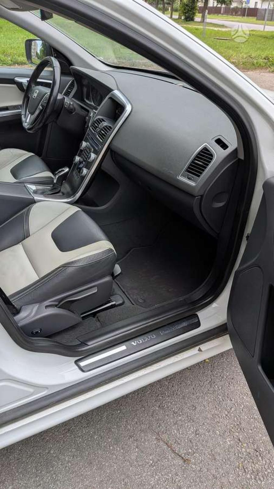 White Volvo XC60 2014 in Panevezys, with an engine capacity of 2.00 L and mileage of 242 thousand km for 9350 €, photo 16 on AUTOMOTO.COM.LV