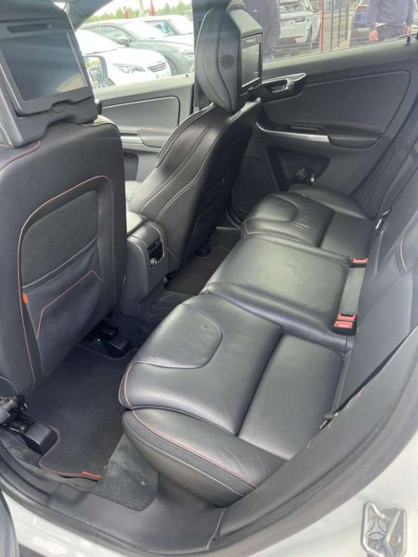 White Volvo XC60 2015 in Taurage, with an engine capacity of 1.97 L and mileage of 245 thousand km for 9900 €, photo 8 on AUTOMOTO.COM.LV