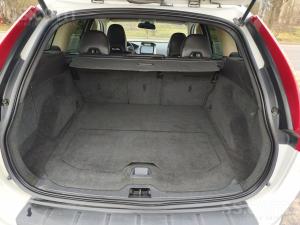White Volvo XC60 2010 in Dobele, with an engine capacity of 2.40 L and mileage of 390 thousand km for 5800 €, photo 4 on AUTOMOTO.COM.LV