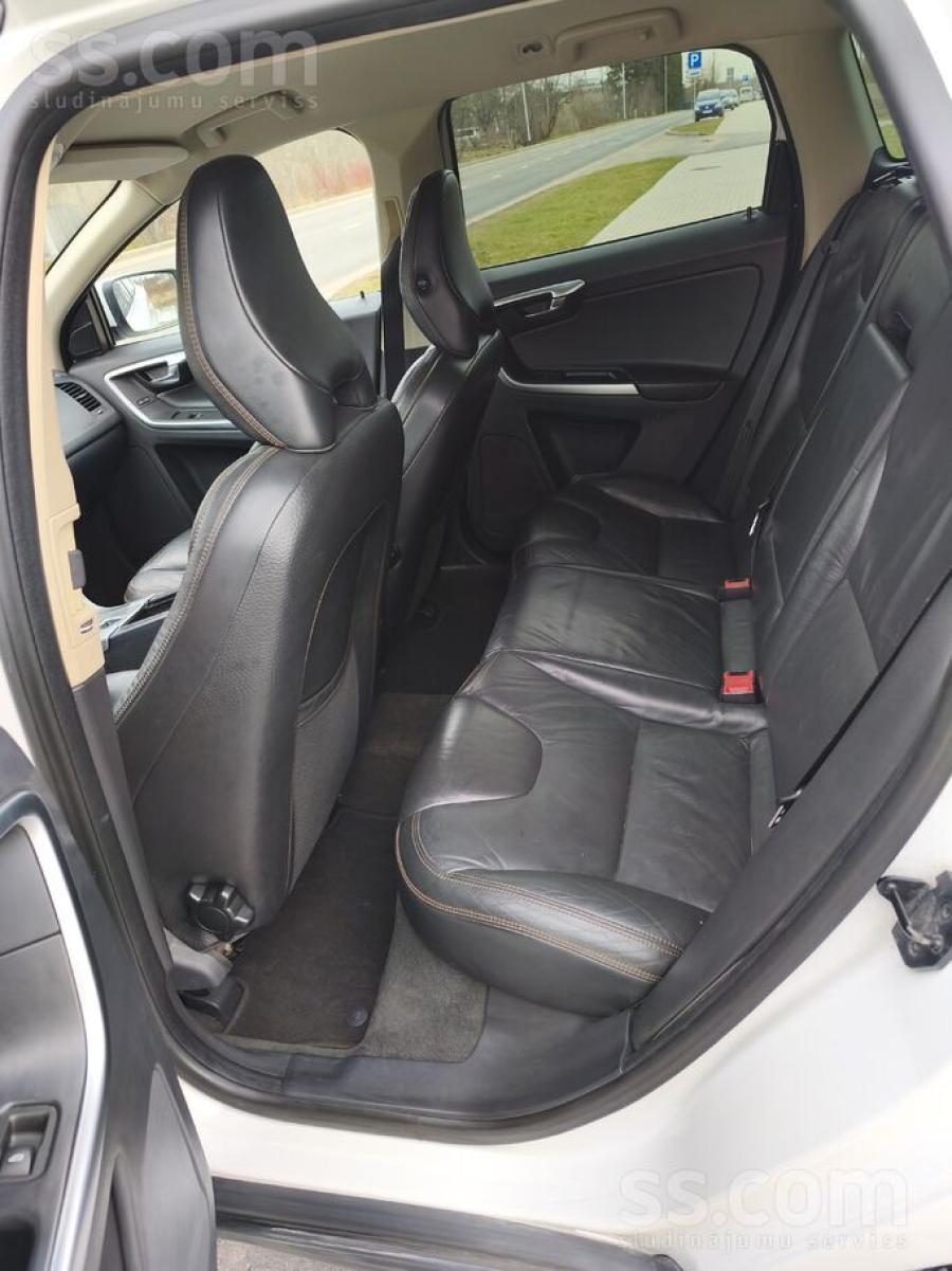 White Volvo XC60 2010 in Dobele, with an engine capacity of 2.40 L and mileage of 390 thousand km for 5800 €, photo 5 on AUTOMOTO.COM.LV