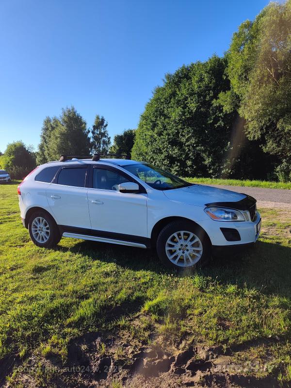 White Volvo XC60 2009 in Rakvere, with an engine capacity of 2.40 L and mileage of 302 thousand km for 7000 €, photo 2 on AUTOMOTO.COM.LV