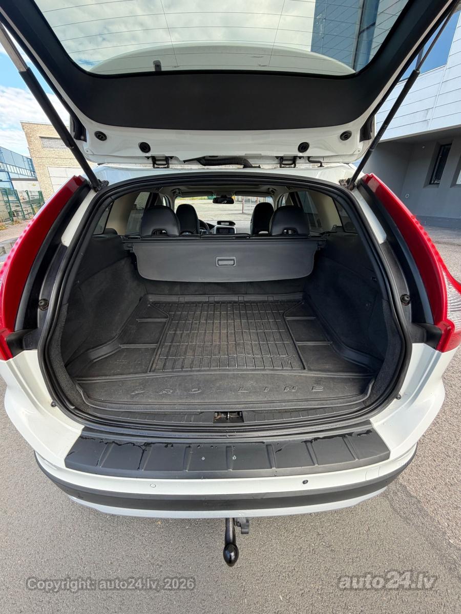 White Volvo XC60 2009 in Tallinn, with an engine capacity of 2.40 L and mileage of 295 thousand km for 6999 €, photo 9 on AUTOMOTO.COM.LV