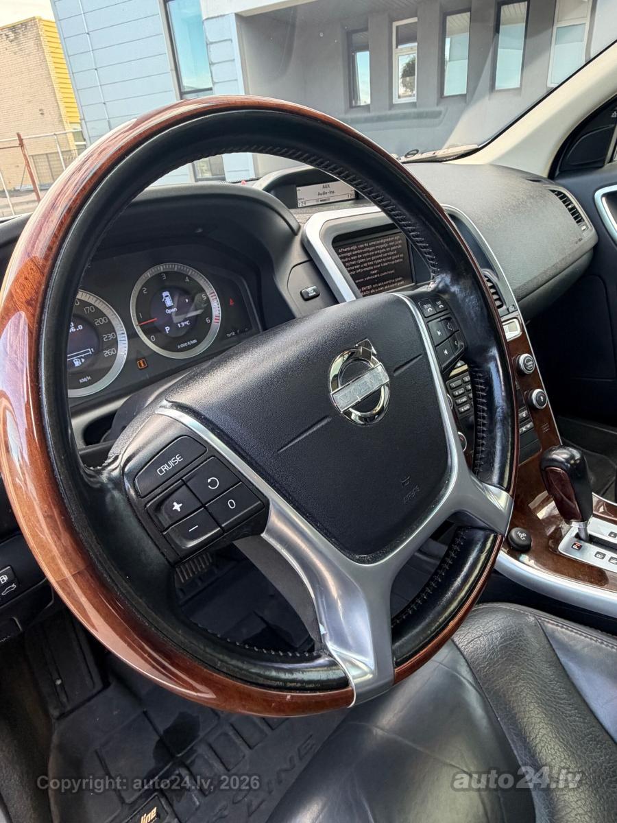 White Volvo XC60 2009 in Tallinn, with an engine capacity of 2.40 L and mileage of 295 thousand km for 6999 €, photo 18 on AUTOMOTO.COM.LV
