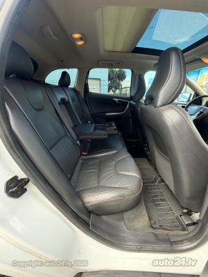 White Volvo XC60 2009 in Tallinn, with an engine capacity of 2.40 L and mileage of 295 thousand km for 6999 €, photo 22 on AUTOMOTO.COM.LV