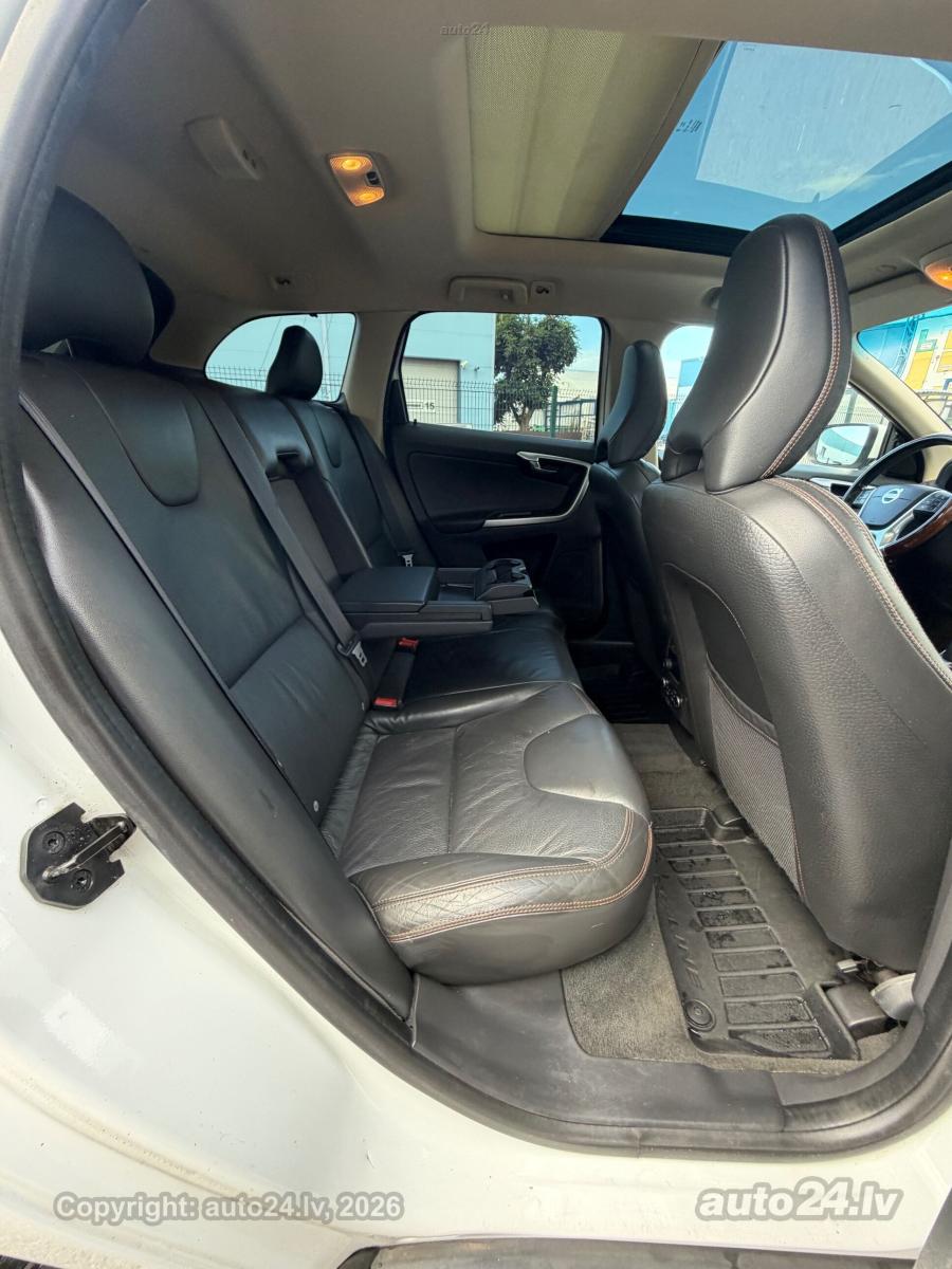 White Volvo XC60 2009 in Tallinn, with an engine capacity of 2.40 L and mileage of 295 thousand km for 6999 €, photo 22 on AUTOMOTO.COM.LV