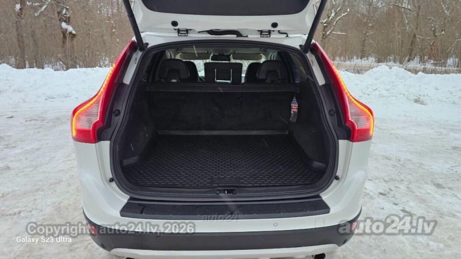 White Volvo XC60 2011 in Kuressaare, with an engine capacity of 2.40 L and mileage of 320 thousand km for 8500 €, photo 13 on AUTOMOTO.COM.LV